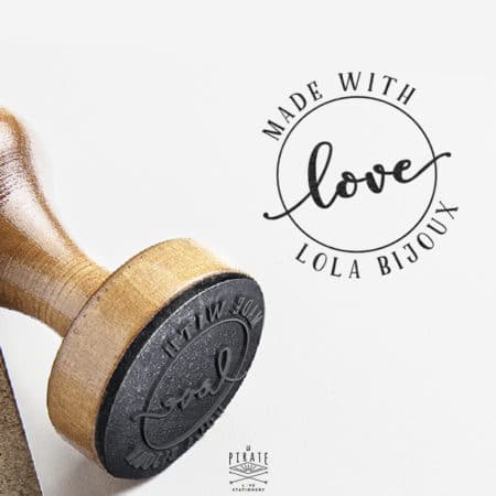 Tampon personnalisé en bois unique et original • La Pirate