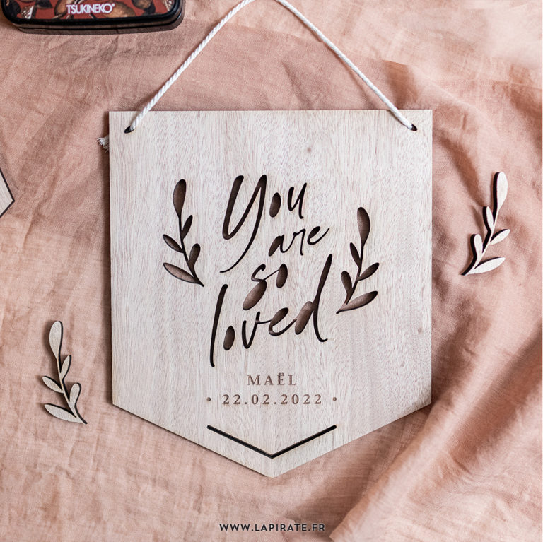 Fanion bois enfant découpe "You are so loved" personnalisé | Déco ...