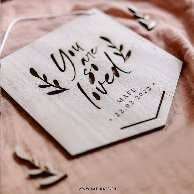 Fanion bois enfant découpe "You are so loved" personnalisé | Déco ...