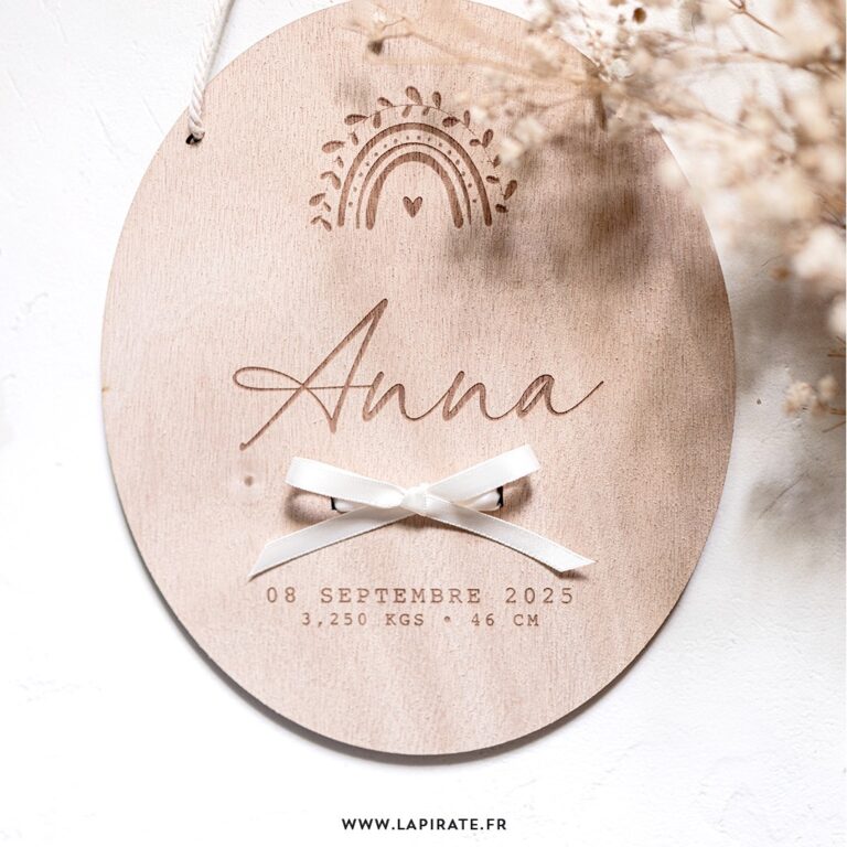 Pancarte bois ovale arc-en-ciel & ruban personnalisée | Déco bébé